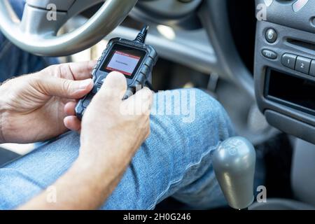 Using Diagnostic Car Code Reader To Erase Error Codes And Turn Off