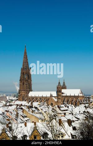 Winter atmosphere with snow, Freiburg Cathedral, Freiburg im Breisgau ...