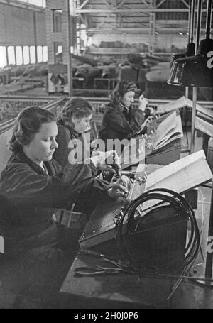 Women in an armament factory, 1940 Stock Photo - Alamy