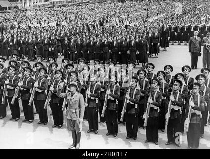 Crowd in front of the Palazzo Venezia in Rome, 1941 Stock Photo - Alamy