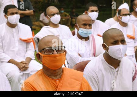 A Monk of Belur Math (Headquarters of Ramakrishna Math) walk cross ...