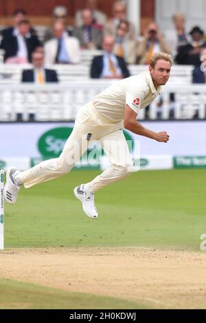 England’s Stuart Broad bowls Stock Photo - Alamy