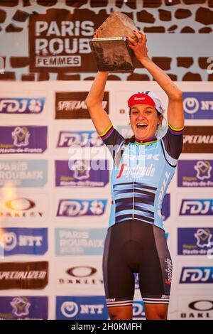 Paris Roubaix Femmes 2021 2 Oct 2021 1st Lizzie Deignan 2nd Marianne ...