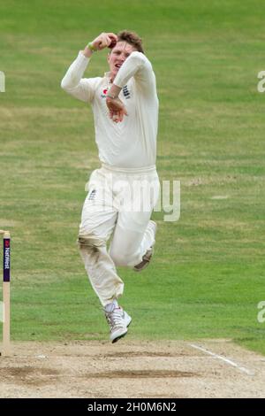 England’s Dominic Bess bowls Stock Photo - Alamy