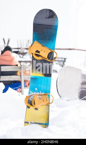 A snowboard stuck into the snow Stock Photo - Alamy