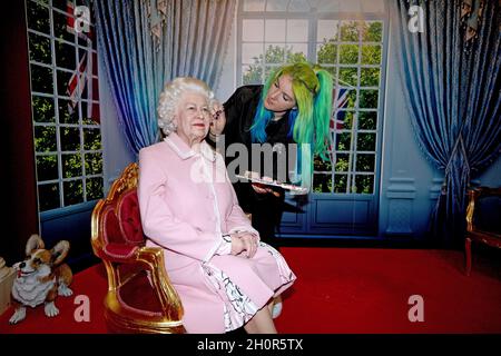 Emma Meehan puts the finishing touches to a wax figure of Queen ...