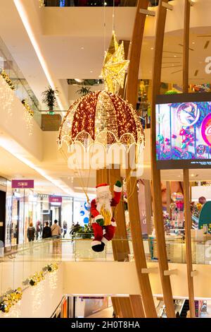 santa clause inside shopping mall photo booth Stock Photo - Alamy
