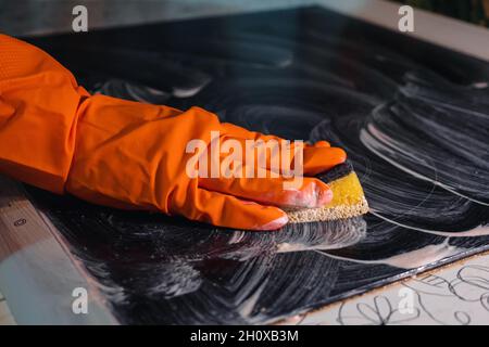 Washes the electric stove. Kitchen cleaning. Dirty electric stove Stock ...