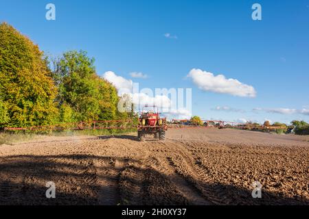 Ein Bauer mit Trecker bestellt sein Feld im Herbst nach der Ernte Stock ...