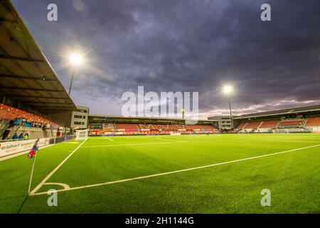MAASTRICHT, 01-10-2021, De Geusselt Stadium, Dutch ...