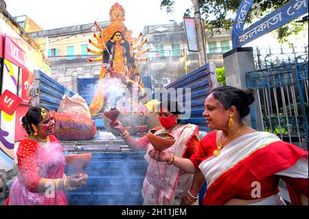 Hindu women seen dancing with Dhunachi (Indian incense burner) next to ...