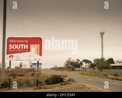 Australian sign at state border Welcome to Victoria Stock Photo - Alamy
