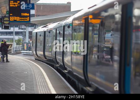 A new 707 Southeastern train arrives and departing from London Bridge ...