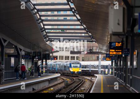 A new 707 Southeastern train arrives and departing from London Bridge ...