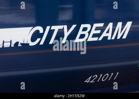 A new 707 Southeastern train arrives and departing from London Bridge ...