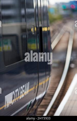 A new 707 Southeastern train arrives and departing from London Bridge ...