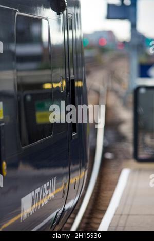 A new 707 Southeastern train arrives and departing from London Bridge ...