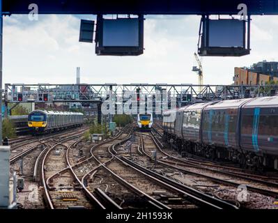 A new 707 Southeastern train arrives and departing from London Bridge ...