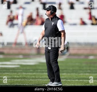 Troy head coach Chip Lindsey argues with the refs against Coastal ...