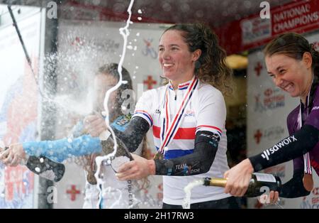 Team SD Worx's Anna Shackley poses with her gold medal after winning ...