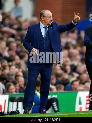 Everton manager Rafael Benitez gestures from the touch line during the ...