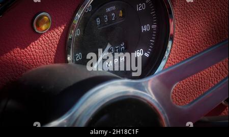 speedometer at 160 MPH Stock Photo - Alamy