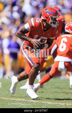 Florida quarterback Anthony Richardson (15) runs onto the field before ...