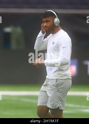 Miami Dolphins quarterback Tua Tagovailoa (1) throws the ball during an ...