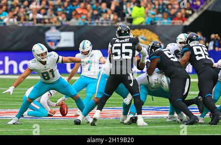 Miami Dolphins kicker Jason Sanders (7) practices kicking on the field ...
