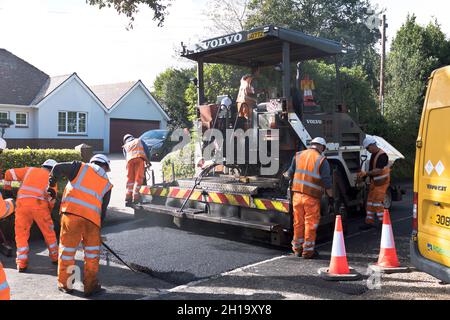 dh Tarmacing ROAD UK Machine workers laying tarmac road tar mac surface ...