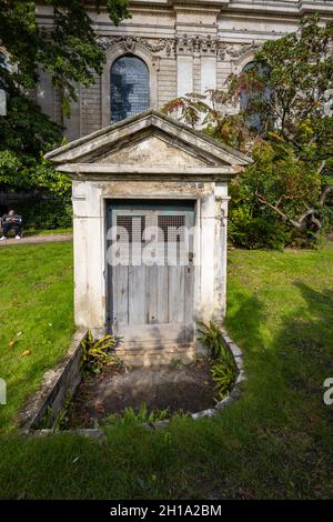 Small body chute entrance in the churchyard of St Paul's Cathedral in ...