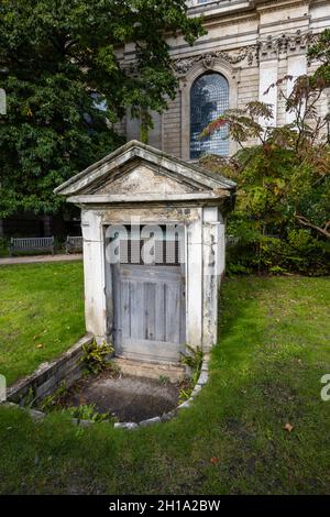 Small body chute entrance in the churchyard of St Paul's Cathedral in ...
