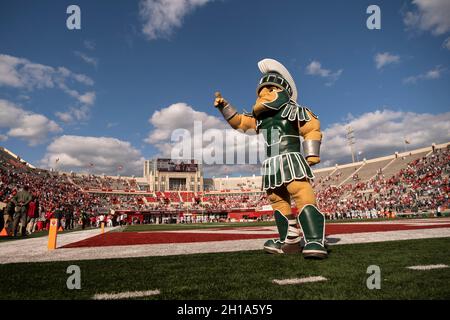 The Michigan State mascot Party cheers for the Spartans during an NCAA ...