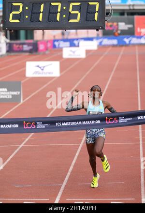 Angela Tanui (KEN) new course record during TCS Amsterdam Marathon 2021 ...
