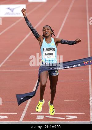 Angela Tanui (KEN) new course record during TCS Amsterdam Marathon 2021 ...
