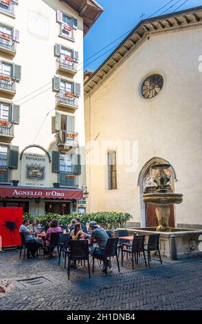 Tourists sitting by drinking fountain in Gothic Quarter (Barrio Gotico ...