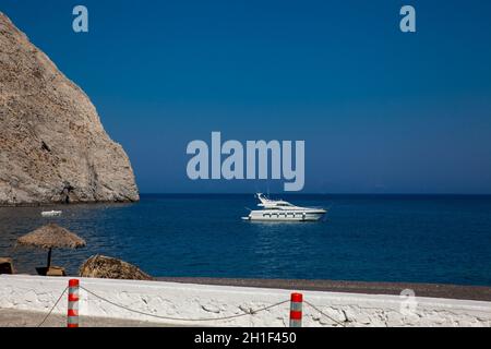 The beautiful Perissa village beach in Santorini Island Stock Photo - Alamy