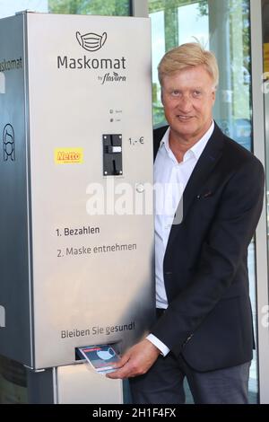 Ole von Beust, Praesentation des ersten Maskenautomaten in Hamburg von ...