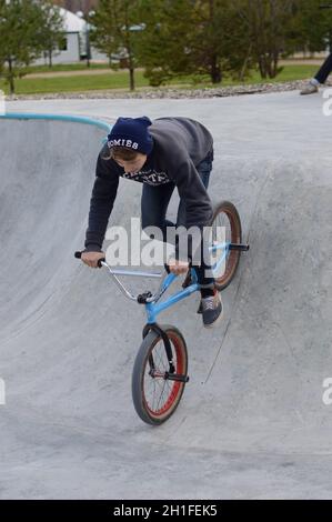Dobrograd, Vladimir region, Russia. 22 October 2017. Teen on BMX bike performs a trick in the ...