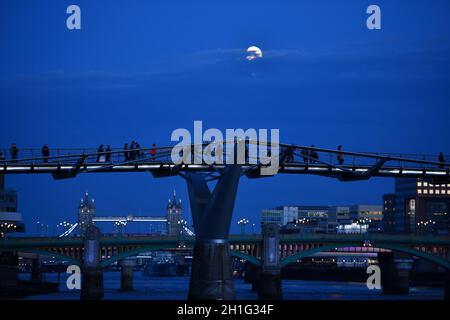 Moon above london Millenium footbridge Stock Photo - Alamy