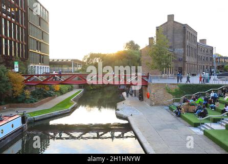 Espérance Bridge and Canalside Green Steps by the Regents Canal ...