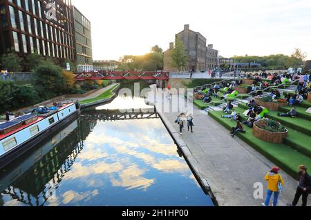 Espérance Bridge and Canalside Green Steps by the Regents Canal ...