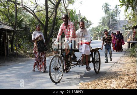 Rickshaw driver working in Kumrokhali, West Bengal, India Stock Photo ...