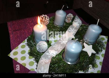 Adventskranz mit einer brennenden Kerze, Symbolfoto erster Advent ...