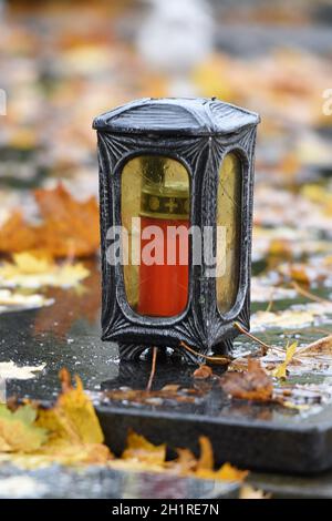 Gräber auf dem Friedhof Wels im Herbst, Österreich, Europa - Graves in the cemetery Wels in ...