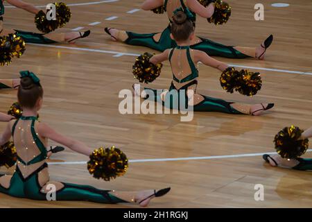 Cheerleader doing the splits Stock Photo - Alamy