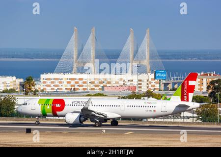 A TAP Air Portugal Airbus A321 approaches for landing in Lisbon at ...