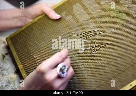 Manuelle Papierproduktion in der Handschöpferei im Papiermachermuseum ...