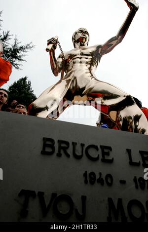 Bosnian people celebrate unveiling the statue of the Bruce Lee Hong ...