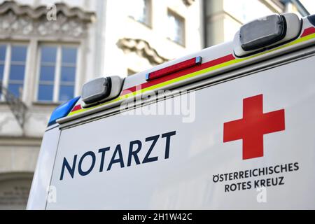 Notarzt-Fahrzeug von hinten in Steyr, Österreich, europa - Emergency ...